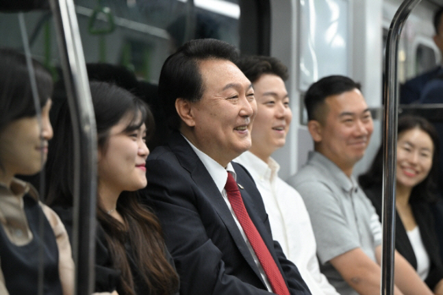 윤석열 대통령 지지율 3.3%p 오른 43.6%…정당은 민주당 42.1% vs 국민의힘 40.5%