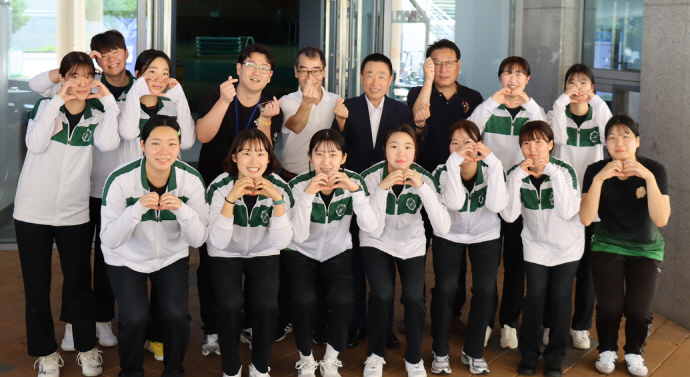 광주시배구협회, 광주여대 배구부에 격려금