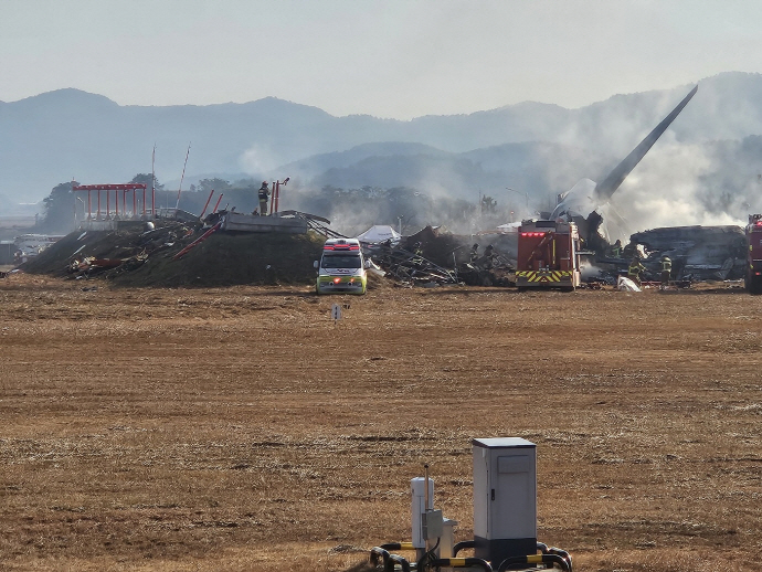 [무안공항 여객기 추락-사진] 소방당국 긴급 진화 등 사고 현장 모습