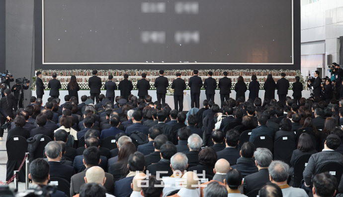 헌화하는 유가족 대표